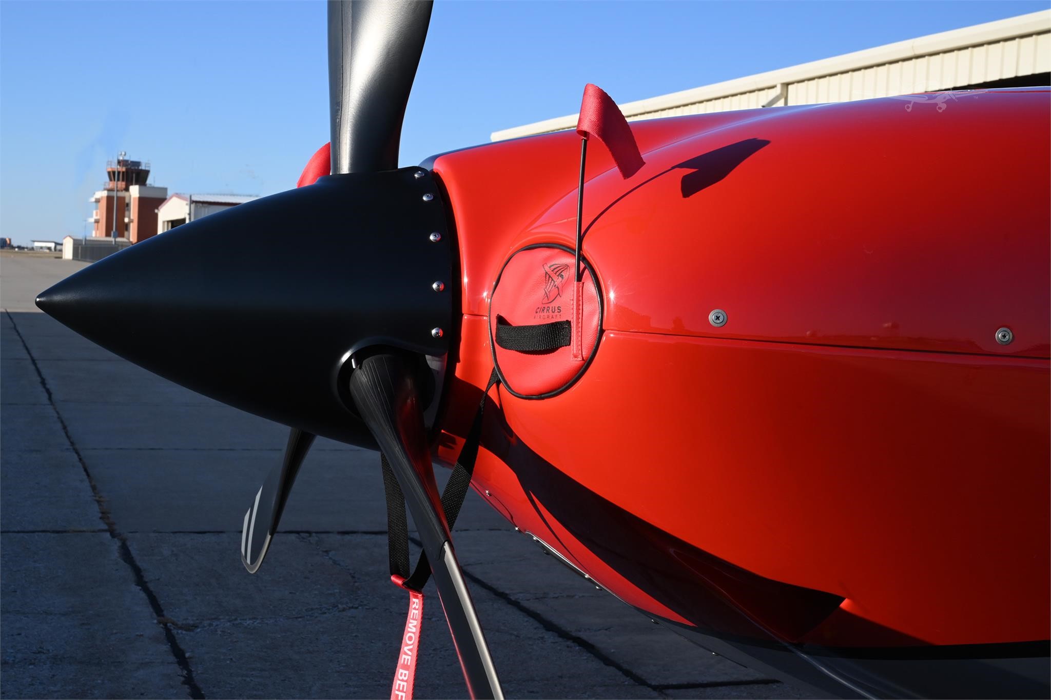 N890DG Cirrus SR22 - Optisky S/N 1910